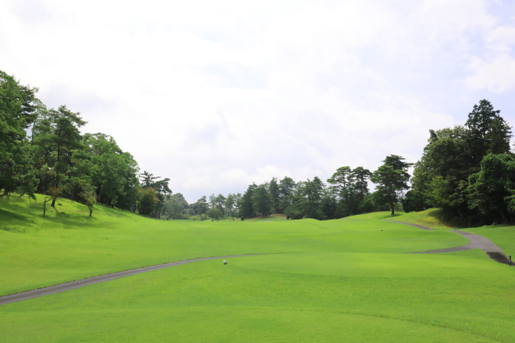 比良コース HOLE1 | 蒲生ゴルフ倶楽部 | 公式ホームページ